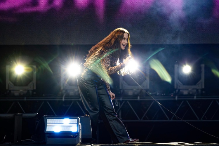 Alanis Morissette Just Raised The Bar at Blackweir Fields in Cardiff ...